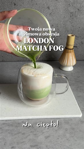 Twoja nowa, zimowa obsesja LONDON MATCHA FOG 🍵 Na ciepło! Składniki: 1 łyżeczka/2 miarki chashaku ulubionej matchy 50 ml wody (temp 75*C) 2 łyżki domowego syropu Earl Grey 200 ml mleka Na syrop: 50 g brązowego cukru 50 ml zaparzonej esencji Earl Grey Przygotowanie syropu: w garnku wymieszaj esencję Earl Grey i cukier. Gotuj aż lekko zgęstnieje. Syrop wystarczy na 3 porcje. Przygotowanie napoju: Wymieszaj 1 łyżeczkę matchy i 50 ml wody (temp. 75*C). Podgrzej i spień mleko (200 ml). Nalej do szkl