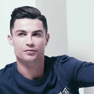 SORPRESA! Qualcuno di molto speciale vi augura Buon Natale! Scopri la nuova collezione pigiami @cr7cristianoronaldo ora disponibile online e in store. Grandi e piccoli li ameranno! #Yamamay #XmasCollection #CR7 | Yamamay