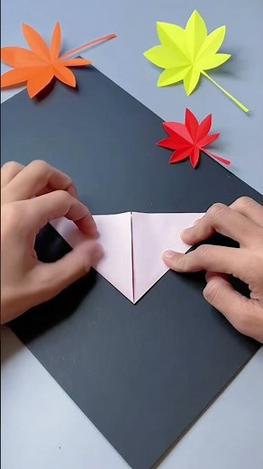 Come and make the first maple leaf craft of autumn with your children!