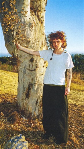 Lucila Locutora on Instagram: "¿Conocen a Cavetown?, hoy en #polaroid105 compartiré la plática que tuve con él y podrán escuchar de su amor por la música, su colaboración con Beabadobee, sus covers a canciones de Mitski y Rosalía y su nuevo disco: Running Scissors, que se estrena el 17 de enero. No se pierdan la primera entrevista del año en Reactor."