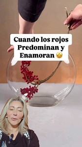🌿✨ Cómo hacer un arreglo floral minimalista y elegante ✨🌿 ¿Quieres darle un toque sofisticado a tu hogar con un arreglo floral único? 💐💫 Hoy te muestro cómo crear este diseño minimalista con un efecto flotante increíble. 🌺 Materiales: ✔️ Un jarrón de cristal redondo ✔️ Lirios rojos para un toque vibrante y elegante ✔️ Ramas con bayas rojas para un efecto natural y dinámico ✔️ Agua para dar frescura y transparencia 💡 Pasos: 1️⃣ Coloca algunas ramitas de bayas en el fondo del jarrón, dejando