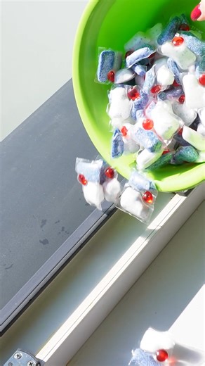 24K views · 84 reactions | A simple trick to clean windows — no streaks and no mold on the seals. 犯✨ | Clever Life Hacks | Facebook