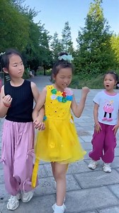 The naughty child stretched his muddy hands towards the little sister's white skirt, and the kind little girl stopped him in time!【久久好物】 #久久好物 #搞笑 #funny #fyp #reels #shorts | 久久好物