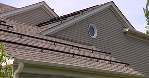 How is Illinois addressing consumer concerns over solar installers?