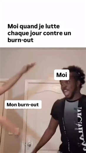 SYNDICAT FO on Instagram: "Le burn-out, c’est comme une mauvaise série : ça commence par un cliffhanger (‘tiens, je suis fatigué mais ça va passer…’) et ça finit en saison interminable où tu n’as plus envie de regarder. 📺🔥 Spoiler : personne n’a signé pour ça. Conseil de notre teamFO • La pause n’est pas un luxe, c’est une stratégie de survie. 🛑 • Dire NON, c’est parfois le meilleur investissement en santé mentale. 🙅‍♀️ • Le travail n’est pas une bougie : on n’est pas censés se consumer pour