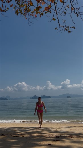 Julia Chanourdie on Instagram: "Un exemple de séance d’abdos rapide à faire n’importe où 🌴 Ici : - 3 séries de 6 exos - 30s de travail - 15s de repos entre les exos - 1 min de repos entre chaque série Le temps entre les séries peut être allongé à 2 min. On peut aussi faire plus de séries, rajouter des exos, augmenter le temps d’effort… Ici c’est juste un exemple d’une séance que j’ai fait pour « garder le contact » un 1er janvier sur la plage en Thaïlande 😎 Il faut bien s’échauffer, la séance 