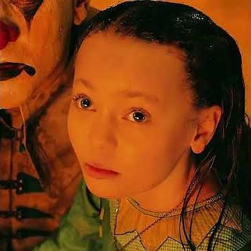 Dumbo raconte l‘histoire d’un éléphanteau aux oreilles géantes qui apprend à voler, célébrant la