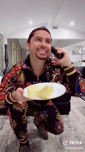 QUIERO MÁS TAMALES 🤣 #larryhernandez #larry #fyp #foryoupage #louboutin #moda #larrymania
