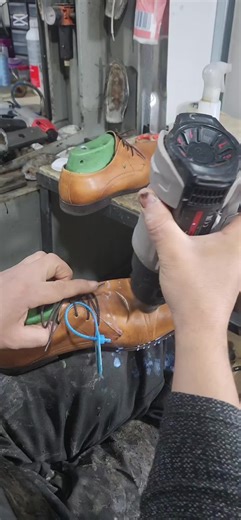 تجاعيد الحذاء ما تعنيش نهايتو 👞✨ بخطوات بسيطة وتقنية صحيحة، ترجع الحذاء كأنه جديد بدون ما تضر الخامة