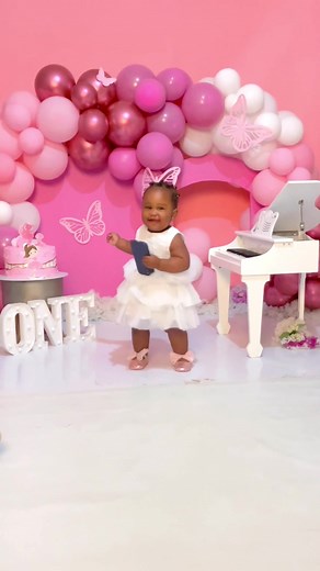 It’s the dances in studio for us! 1st birthday photoshoot #forcepictures #cakesmash #milkbath