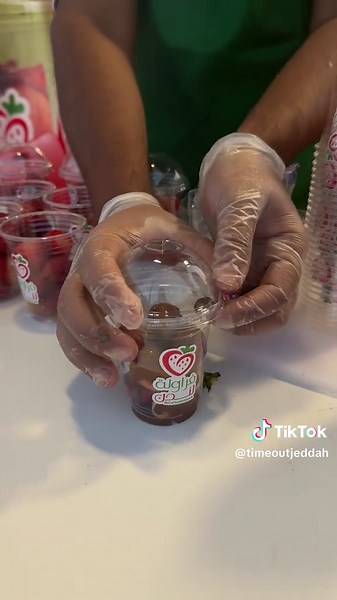 London Style Strawberry Chocolate Available in Jeddah