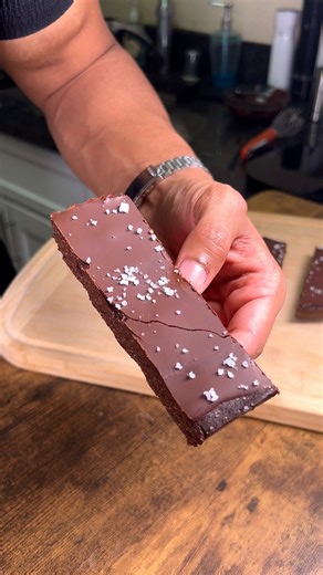 Rahul Kamat on Instagram: "Find my Fat Loss Cookbook in my bio, nearly 200 recipes, free updates, on sale now 👀 I created vitamins to help you look your best! Check out my wellness supplement @be.supps ✨ $0.94 Double Chocolate Protein Bars 🍫 Per Protein Bar (Makes 5): 199 Calories | 19g Protein | 21g Carbs | 5g Fat INGREDIENTS Protein Bar Base Layer: - 60g Oatmeal ($0.13) - 75g Peanut Butter Powder ($0.96) - 50g Whey Protein Powder ($2.60) I used @legion Cocoa Cereal protein powder (code RAHUL