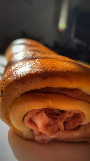 🍉Despensa Llena🍉 on Instagram: "Cuando un pan de jamón gusta, se nota desde el primer corte. La masa se siente ligera, el relleno es generoso y cada ingrediente está en equilibrio. En La Rosa hacemos pan de jamón para compartir, para servir con orgullo y para que todos pidan otro pedazo. 🎄 Disponible para esta Navidad 🚚 Delivery ⏳ Pocas unidades Pide el tuyo en Despensallena.com"