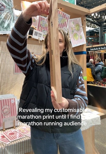 The perfect gift for anyone running the marathon in London this April. A Customisable print that outlines the landmarks along the way - customisable with bib number, running time, and drawing of yourself running ✨ #customillustration #artist #marathon #london #print