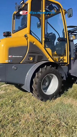 Der Eurotrac W12 ist ein kraftvoller Hoflader. Mit einer Hubkraft von 1550 kg und einer Kipplast gerade von 1200 kg kann er schon einiges heben. Ideal für Landwirtschaft, Pferde-/ Tierhaltung, aber auch für Garten und Landschaftsbau. Der Hoflader hat eine geräumige Vollkabine mit Heizung und Scheibenwaschanlage Sie hat zwei feststellbare Türen und ein aufstellbares Heckfenster. Alle Modelle haben Parallelführung auf der Palettengabel. Straßenzulassung kann problemlos als Option gewählt werden. #