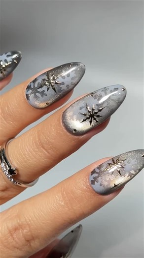 VARNAIL on Instagram: "❄️☃️What Would u name this Nail Set? 🛒(varnail.com) Base Coat Holiday Light Cat Eye Gel - CEHL06 Day and Night Matte Top Coat Ombre Sponge Tool Stamping Gel Paint - Black Hollow Nail Sticker - Snowflake Nail Chrome - VM06 Light Gold Reinforce Gel Top Coat 🛒🛒🛒 Shop More Nail Supply at varnail.com or in our bio link 💝💝💝 PLEASE FOLLOW US TO GET THE TRENDY NAIL TECH! #nails #snowflakenails #3DNails #naildesigns #nailart #ombrenails #nails💅 #nailsalon #nailbeauty #nailt