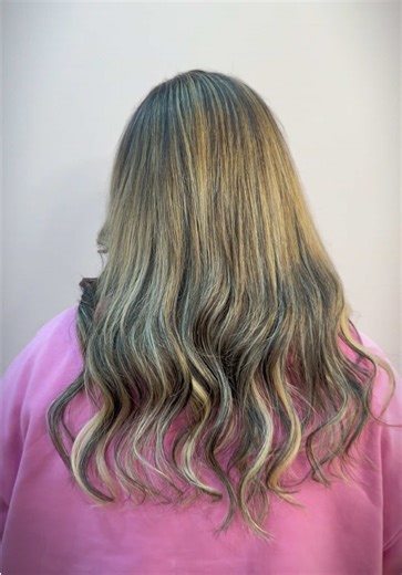 Blonding refresh a brand new extension install 💙 This wasn’t my work before, so we did a full reassessment of her install. I customized bead size and adjusted my stitching technique to better support her natural hair density, scalp comfort, and day-to-day lifestyle. Over the last month, I’ve been continuously educating myself through multiple extension-focused courses, and I’m so excited to start sharing this new, improved work with you all. Growth, intention, and healthy installs always 🤍 Ext