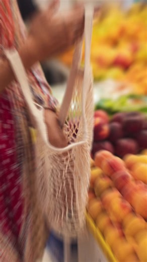 🌸 Un simple geste, une touche de douceur… Quand la beauté tient dans une fleur et un instant. 🌷✨ #MomentPoétique #BeautéSimple #Viral #FYP #PourToi #Tendance2025 #Esthétique #InspirationDuJour #ZenVibes #Fleur #ArtVisuel #Douceur #ReelInspiration #CalmeIntérieur