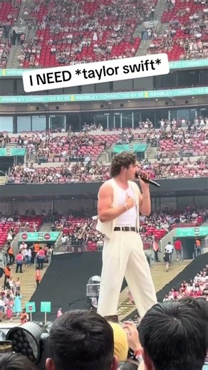 Taylor swift preforms shake it off#funny#viral#shorts#taylorswift#fyp#dance#trending#trendingshorts