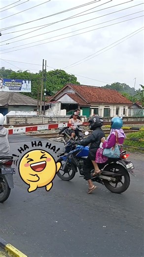 Terjebak Palang Gardan 😂 | Trapped in the Cross