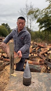 This screw log splitter uses a rotating cone to pull wood inward, splitting logs fast with minimal effort, saving time and strength compared to traditional axe chopping. | Artesanias Studio