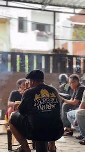 Repot lekk @bibtiaadivva . . . . . . . . . . . . . . . Kaos ready stock link di bio🫡 #quote #quotes #quotesjowo #storywa #quotejowo #kaoskatakata #kaoskatakatakeren #katakatajowo #lewatberanda #sambat #rasakanresahku | RasakanResahku