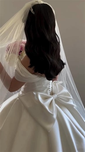 Jewell Hingorani | A M A N D A 🤍 my beautiful bride wearing our Luxury clip in set in the color 1B Hair and extensions by Jewell 💎 Now booking bridal hair dm... | Instagram