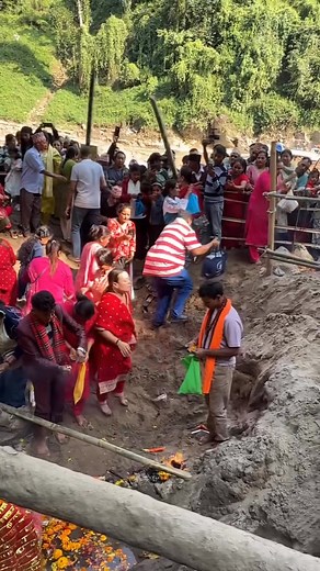 Conversion disorder वा Functional neurological disorder मा धेरै मान्छेले हेरिरहेको छ वा क्यामराले खिचिरहेको छ भने विरामीका लक्षणहरु झन बढेर जान्छन्, त्यो उसले जानीजानी गरेको हैन कि उसको subconscious mind ले त्यस्तो गराउछ। माइखोला किनारमा भेला भएको भीड र क्यामराहरु हट्ने हो भने धेरै माता र झाँकीहरुको काम्ने र बर्बराउने लक्षण नि कम भएर जान्छ। Dr Samir Lama | Doctor Story Nepal 2.0