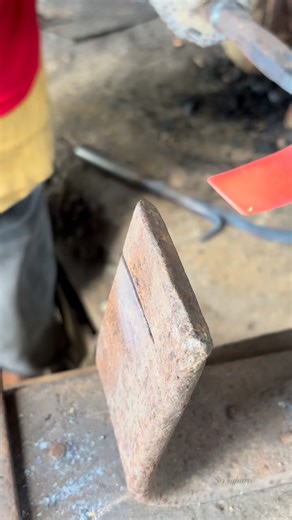 the correct way to make traditional tools for harvesting rubber tree sap #blacksmith #traditional_iron_cutting #europeblacksmith #blacksmithtraditional #americanblacksmith #ironwork #metalart #forge #metalwork #italy #steel #usa #france #kuwait #dubai | Sri Suharti Tuyik