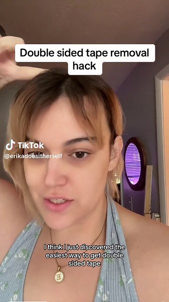 Remove double sided tape from the wall with a hairdryer! I’ve seen people use irons too but I don’t have one so 🤪 #doublesidedtape #doublesidedtaperemoval #commandstriphack