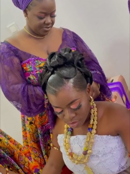 Purple bride adorned with beautiful Gh kente and accessories😍🥰# #tiktokwedding #fyppppppppppppppppppppppp #fypシ゚ #fyp #assinfosu #centralregion #ksi #traditionalwedding #beadedjewelry #kente #purplehearts