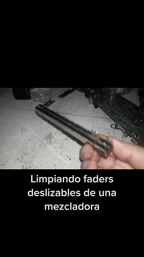 Limpieza de faders deslizables de mezcladoras de audio #audioprofesional #tecnicoeletronico #mixeraudio #faders #mezcladoradeaudio #mantenimiento #reparacion