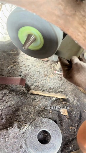 8.8K views · 174 reactions | Today I used a ship valve stem to help a fellow villager from Huaihua, Hunan, customize a handmade kitchen knife #HandmadeForging | old metal | Facebook