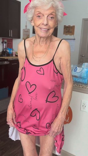 Linda on Instagram: "Follow @lindachicxo @lindachicxo Dolphins have a form of communication so complex that researchers believe it includes individual “names,” coded whistles that identify specific members of the pod. They also use echolocation to create mental 3D maps of their surroundings, allowing them to “see” through murky water and sense the density of objects. Some scientists suspect dolphins might even send these audio signals to each other like snapshots. Their cooperative hunting strat