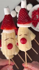 Santa’s little helpers will love this one. Banana Santa Kebabs are so simple to make and are a healthy and fun Christmas treat. #AustralianMum #AussieMum #ToddlerFood #ToddlerSnacks #BellamysOrganic #APureStartToLife | Bellamy's Organic