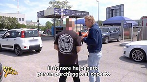 861K views · 4.4K reactions | Sicuri che il parcheggio coperto lo sia davvero? Con un astuto stratagemma Jimmy Ghione smaschera dei parcheggiatori “furbetti”. Guardate un po’! #Striscialanotizia #Pescara #JimmyGhione | Striscia la notizia | Facebook