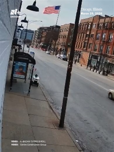 En Chicago, un robot de reparto de comida choca contra parada de autobús de la CTA y genera debate. El incidente ocurre en medio de un programa piloto que concluirá en mayo de 2027 y que actualmente opera en zonas como Wicker Park y Logan Square.