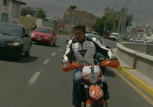 168K views · 2.5K reactions | FERNANDO COLUNGA como Franco Santoro y Eduardo Juárez Cruz en "Mañana es para siempre" nos deleitó en una gran escena en la que demostró su habilidad sobre la motocicleta huyendo de los malosos que querían acabar con su personaje. Melodrama que se puede disfrutar por el mundo en Perú, por el canal Américatv y en el horario de las 10.30 a.m. | Colunguerasteam | Facebook
