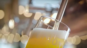Wir laden Euch ein! Sonntag, den 23.10. in der Union Brauerei Bremen: Das große swb Beer-Tasting. Markiert unter diesem Video Eure gewünschte Begleitung und gewinnt 30x2 kostenlose Plätze zum Tasting. Wir freuen uns auf eine deftige Bremer Brotzeit, erfrischendes swb Trinkwasser und leckere Bierspezialitäten. Die Union Brauerei braut mit unserem swb Trinkwasser und setzt damit voll auf die herausragende und zuverlässige Qualität, die wir aus regionalen Quellen bieten. Im Anschluss ans Tasting wi
