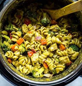 45K views · 43 reactions | This Instant Pot Chicken Pesto Pasta is a delicious one pot dinner idea ready in 30 minutes! • 376 calories/8 freestyle point per serving! • PRINT RECIPE>>>https://eatinginstantly.com/instant-pot-chicken-pesto-pasta/ | Eating Instantly - Healthy Instant Pot Recipes | Facebook