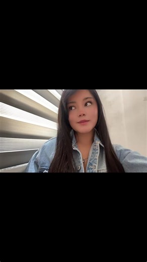 “Esta canción” con mi chaqueta jean favorita y mi cadena favorita… ayyy mi corazón!!! 🧡