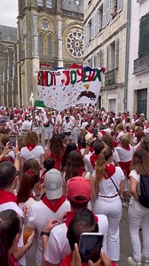 Sortie de messe ! C’est le défilé officiel des géants, des bandas et des groupes … | Pays basque