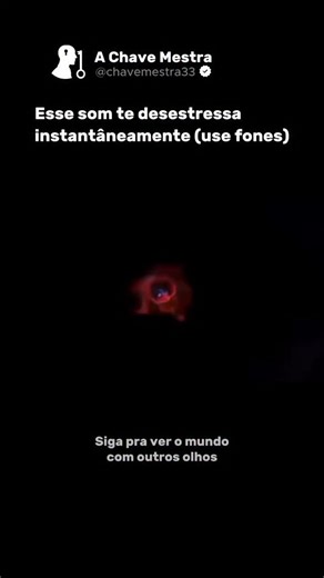 Você sabia que seu telefone tem som estéreo? Essa tecnologia está presente em muitos smartphones modernos e visa melhorar a experiência de áudio, reproduzindo sons por meio de diferentes canais, criando uma sensação de espaço e profundidade. O som estéreo funciona usando dois alto-falantes distintos, geralmente posicionados em lados opostos do dispositivo. Isso permite que sons específicos sejam direcionados para cada lado, imitando a maneira como ouvimos no mundo real. Por exemplo, em um filme 