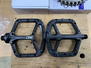 OneUp Components pedals: aluminum vs composite