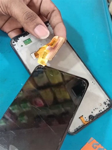 মোবাইলের টেম্পার গ্লাস তুলতে গিয়ে ডিসপ্লে ভেঙে ফেললাম!