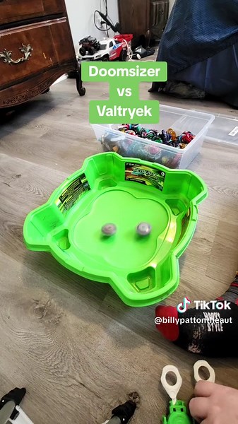 Doomsizer vs Valtryek beyblade burst battle #beyblade #beybladeburst #beybladebattle #hasbro #fyp #beytok #beybladeburstbattle #valtryek #doomsizer