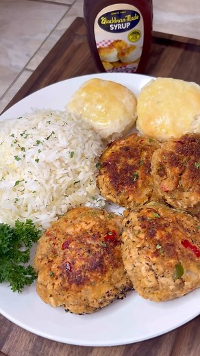 Desha Jordan on Instagram: "Salmon Croquettes!! #foodie #salmon #reels #tasty #brunch #lunch #easyrecipe #recipe #mealsbydesha #explore #foodlover #country #southern #reelsinstagram #goodeats"