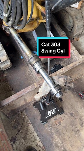Hydraulic Cylinder Repair on Caterpillar Mini Excavator