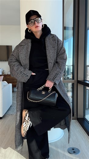 Julia Marie B on Instagram: "Comment WINTER UNIFORM for look into sent right to your DM 🫶🏻 Look 👀 once it hits 40 degrees I have one outfit and one outfit only …. A comfy cozy sweatsuit, a maxi coat & sneakers …. a boot if I’m feeling fancy Because I love a super cozy fit I almost always size up in both the pants and tops in my sweatsuits too. That’s accurate for all the sets here. Coats are all true size, medium though https://liketk.it/5FIWC"