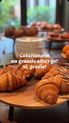 Elena Favetti on Instagram: "Vuoi regalarti una coccola durante le vacanze in città? Fai come me: vai a fare una splendida colazione in un grande hotel (anche perché è una delle cose che amo fare di più quando sono in albergo). È stato davvero bellissimo! Io sono andata al Mandarin Oriental: l’ambiente è moderno e molto elegante e la colazione a buffet è spettacolare. A partire dal tavolo con torte, dolci e viennoiserie una più buona dell’altra, ma ci sono anche zuppe, quiche, affettati, salse e